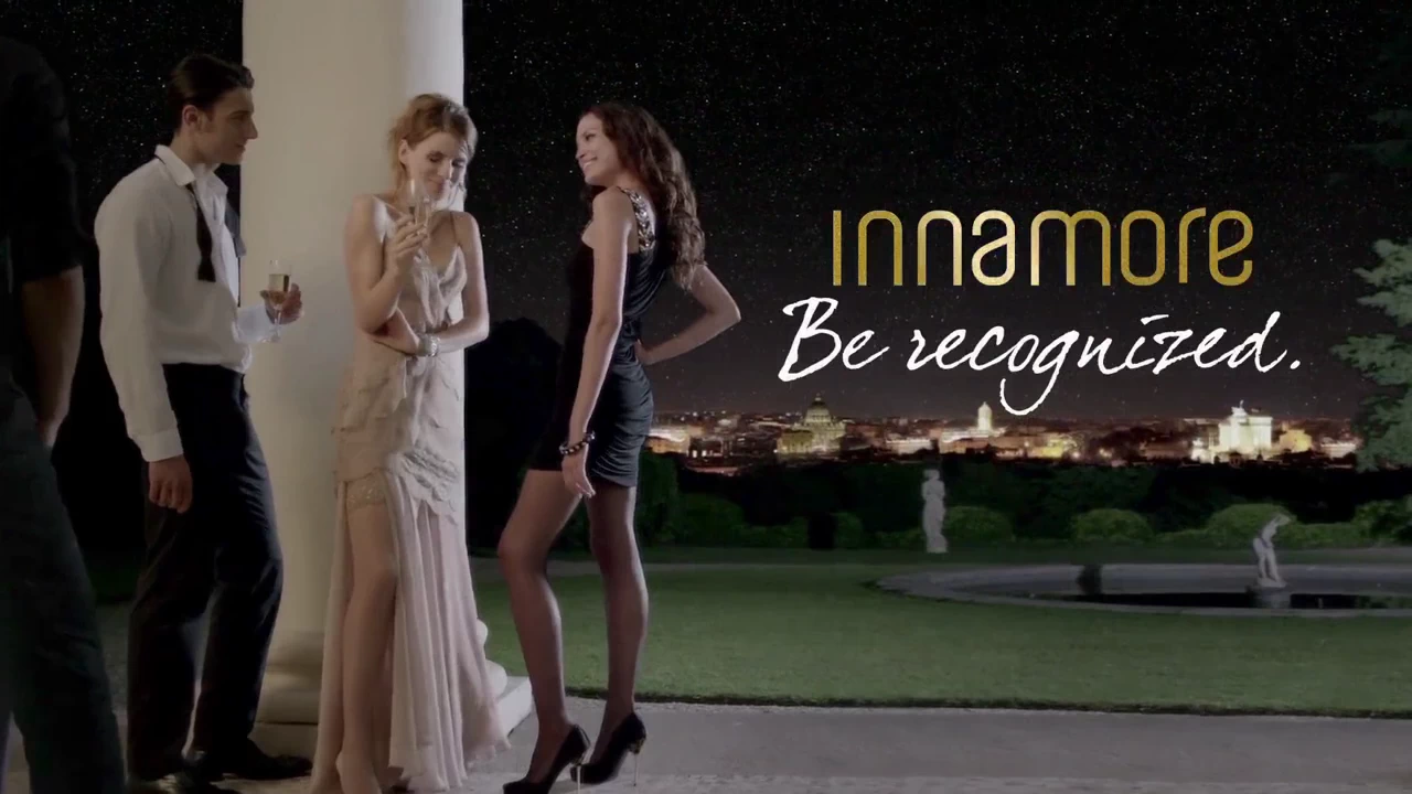 Video: una pubblicità di collant innamore - Le gambe delle donne